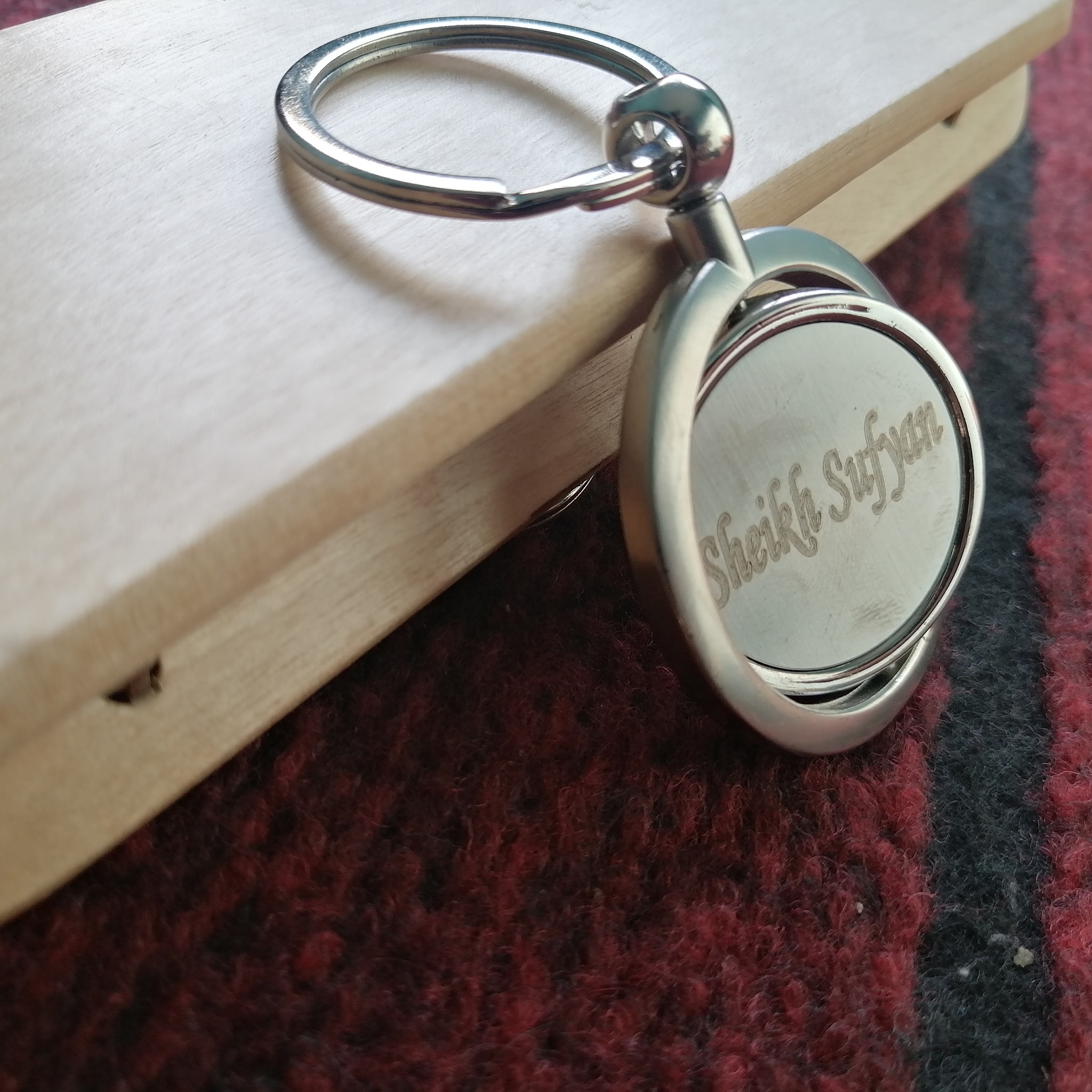 Round Metallic Key chain With Engraved Name – custom hub